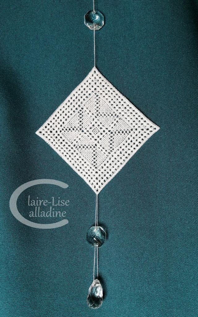 Pendeloque 1 (pièce unique) – Calladine – broderie main