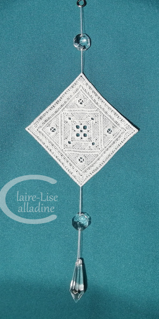 Pendeloque 2 (pièce unique) – Calladine – broderie main