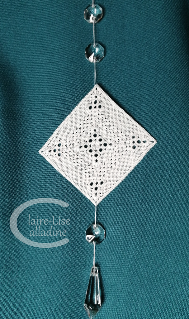 Pendeloque 4 (pièce unique) – Calladine – broderie main