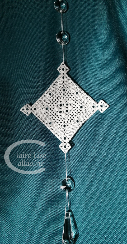 Pendeloque 5 (pièce unique) – Calladine – broderie main