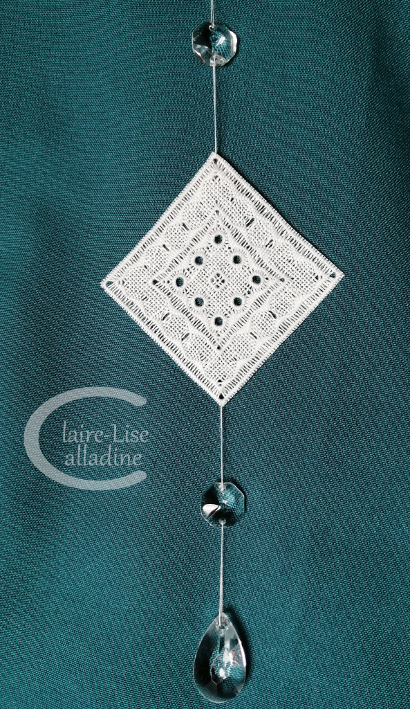 Pendeloque 6 (pièce unique) – Calladine – broderie main
