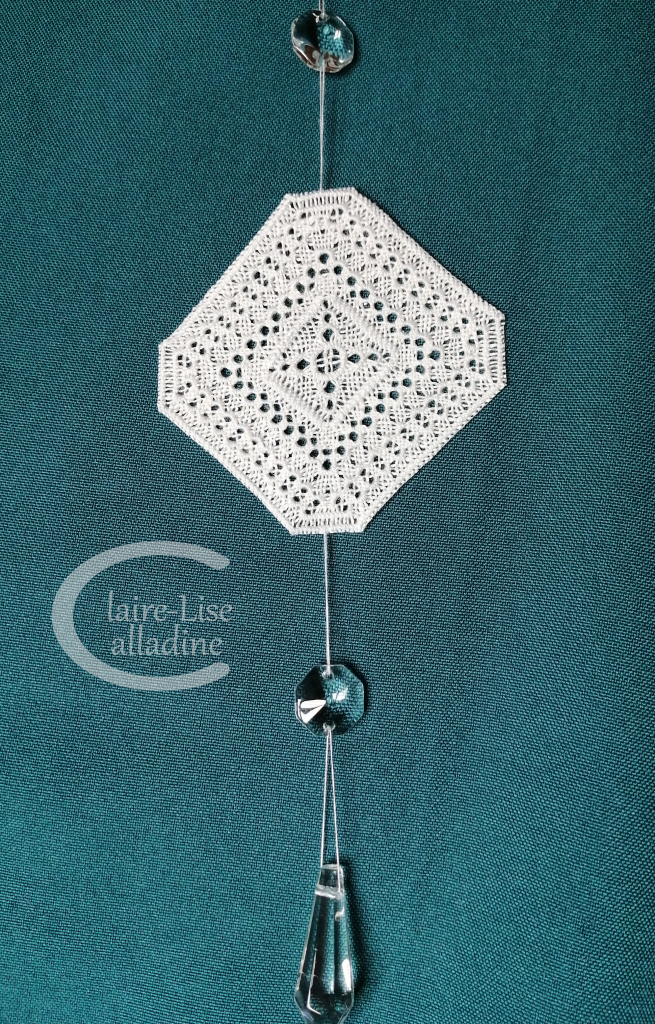Pendeloque 7 (pièce unique) – Calladine – broderie main